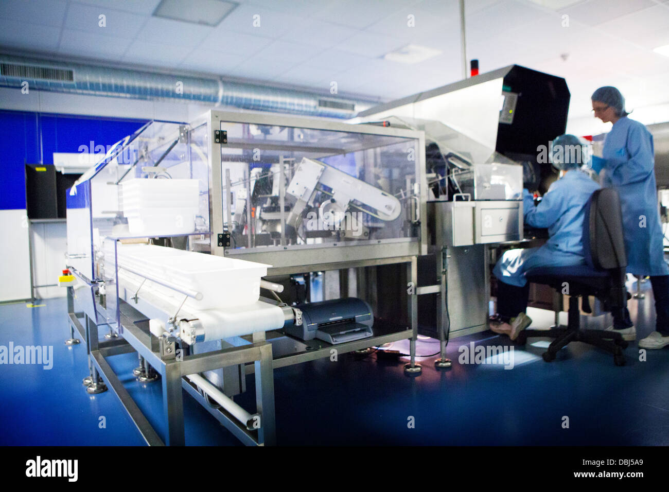 Quality control pharmaceutical manufacturing line hi-res stock ...