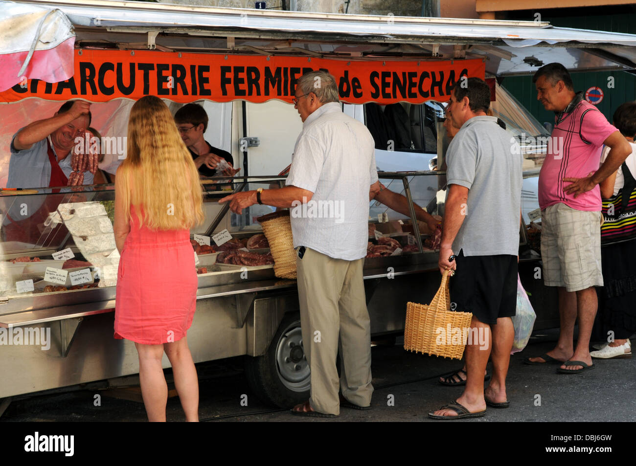 Queue at market stall france hi-res stock photography and images - Alamy