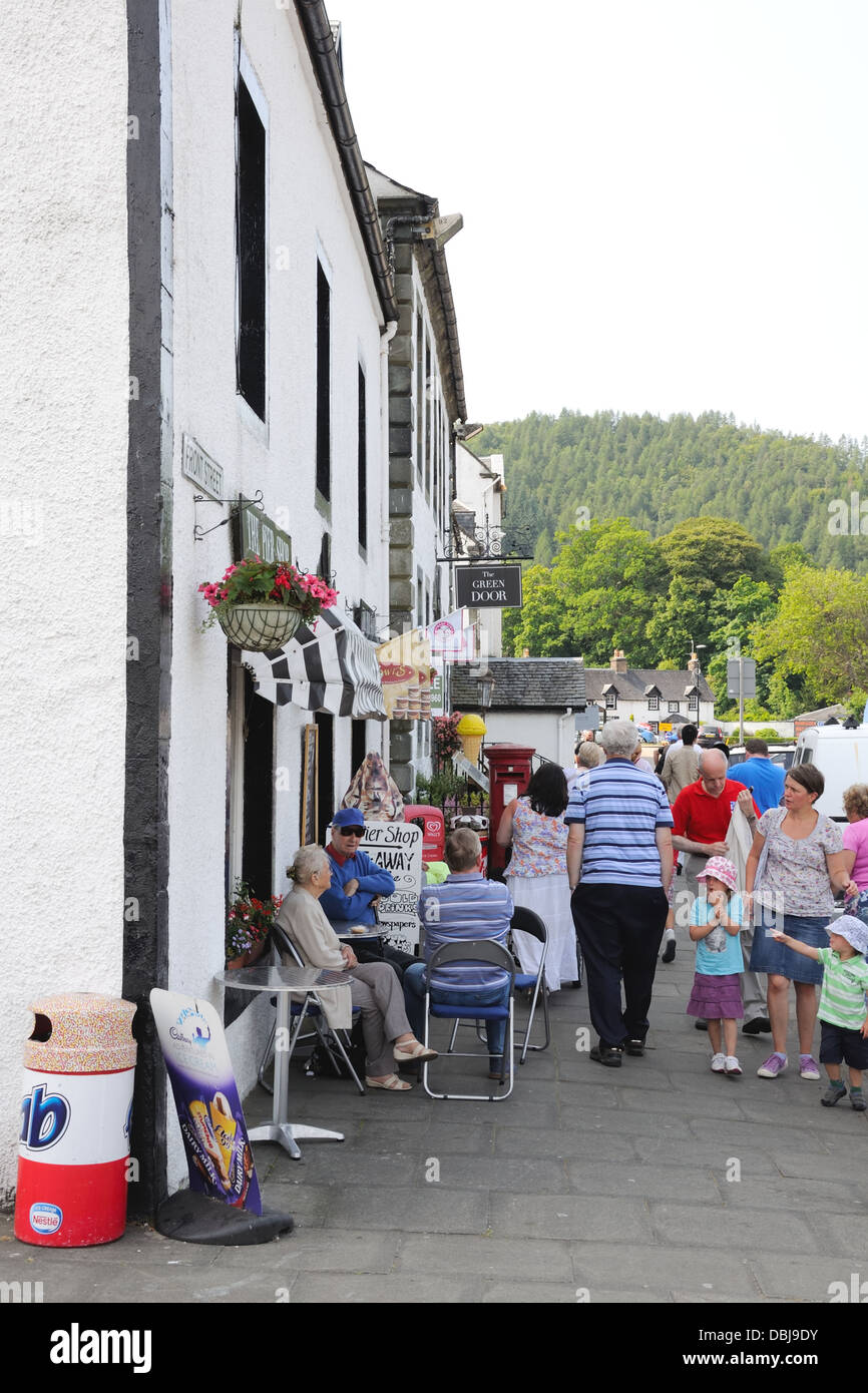A busy pavement at the Pier cafe in Inveraray, Scotland, UK Stock Photo ...