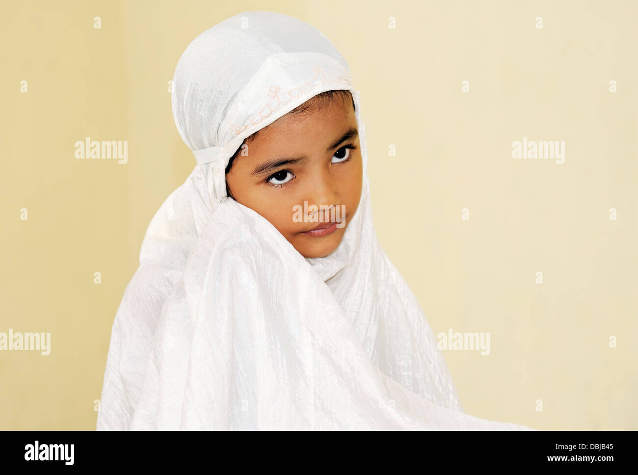 Muslim child praying at Islamic school Stock Photo - Alamy