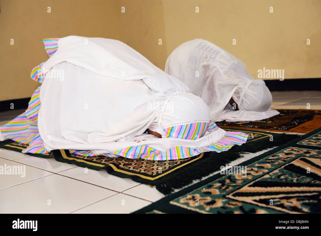 Muslim kids praying at Islamic school Stock Photo - Alamy