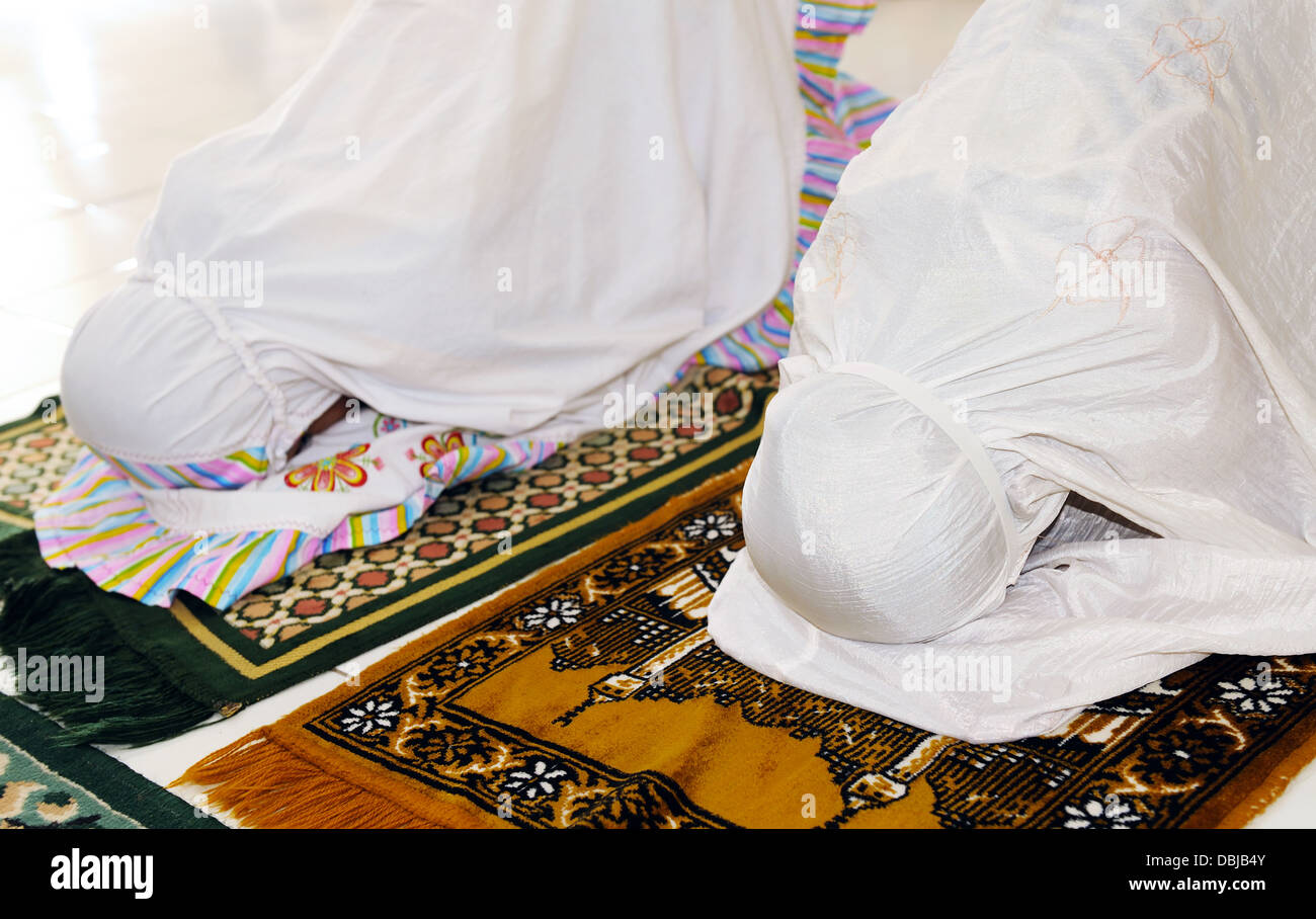 Muslim kids praying at Islamic school Stock Photo - Alamy