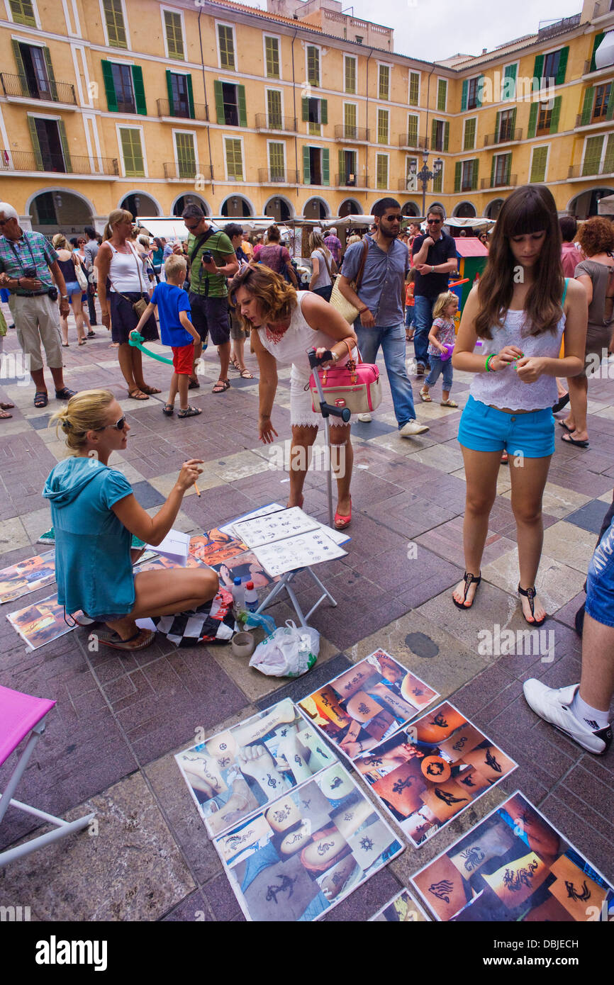 Street artist, Plaça Major, in Palma de Mallorca Stock Photo - Alamy