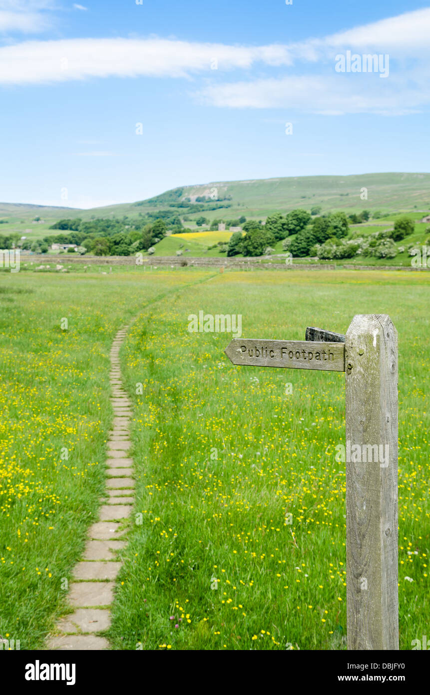 A footpath sign and path in the countryside Stock Photo - Alamy