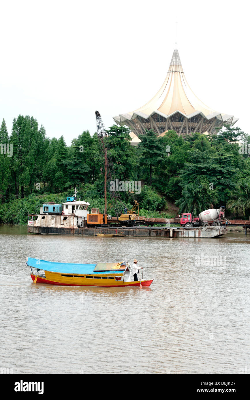 Sarawak sampan water taxis ferry hi-res stock photography and images ...