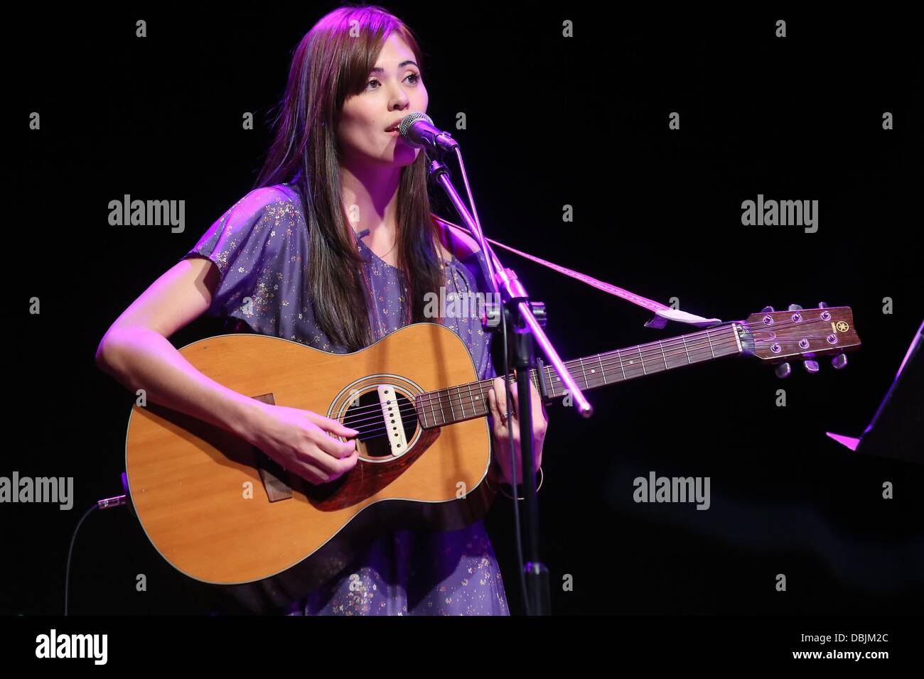 Chinese american singer hi-res stock photography and images - Alamy