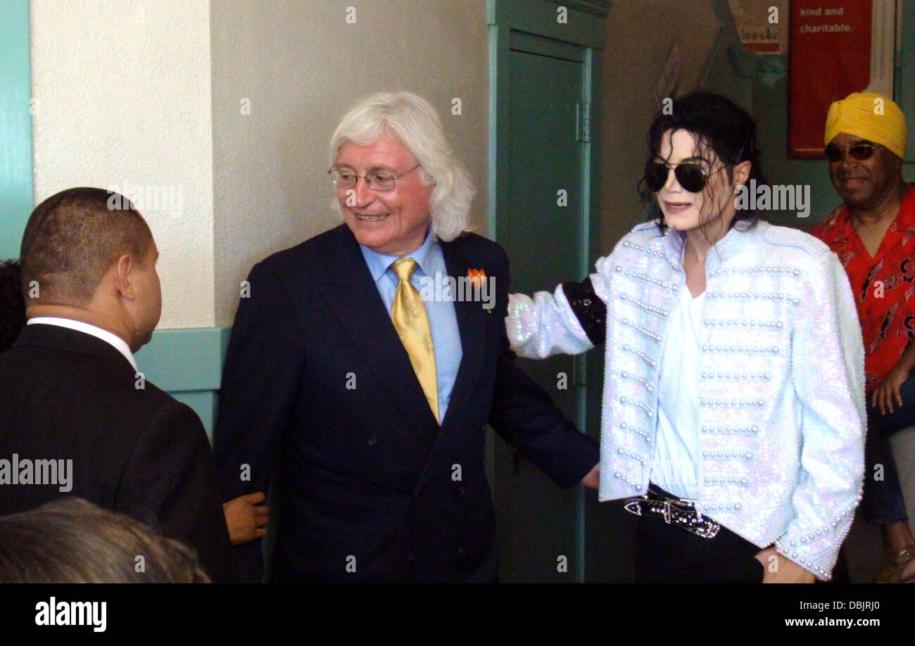 Attorney Thomas Mesereau visits Gardner St. Elementary School to attend ...