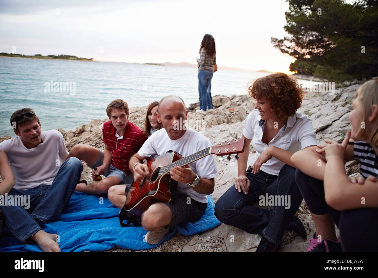 People around campfire hi-res stock photography and images - Alamy