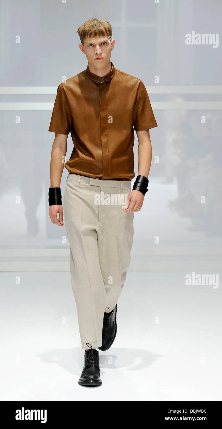 Model Fashion Week Menswear Spring/Summer 2012 - Dior Homme - Catwalk ...