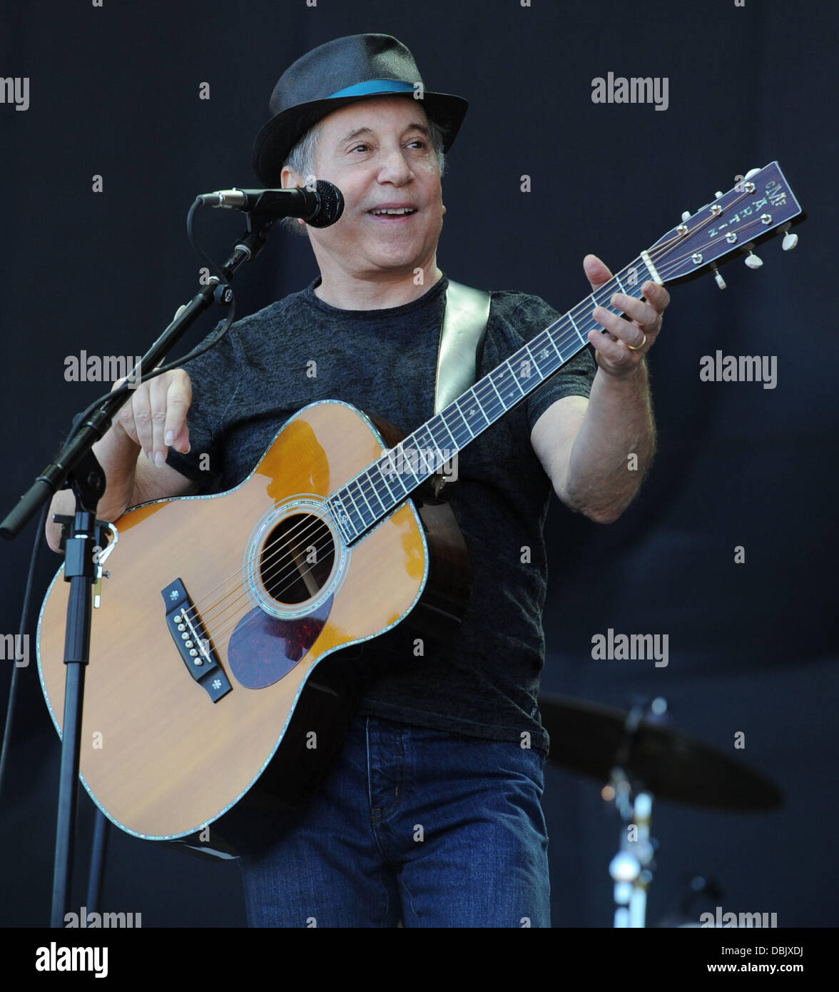 Paul simon glastonbury hi-res stock photography and images - Alamy
