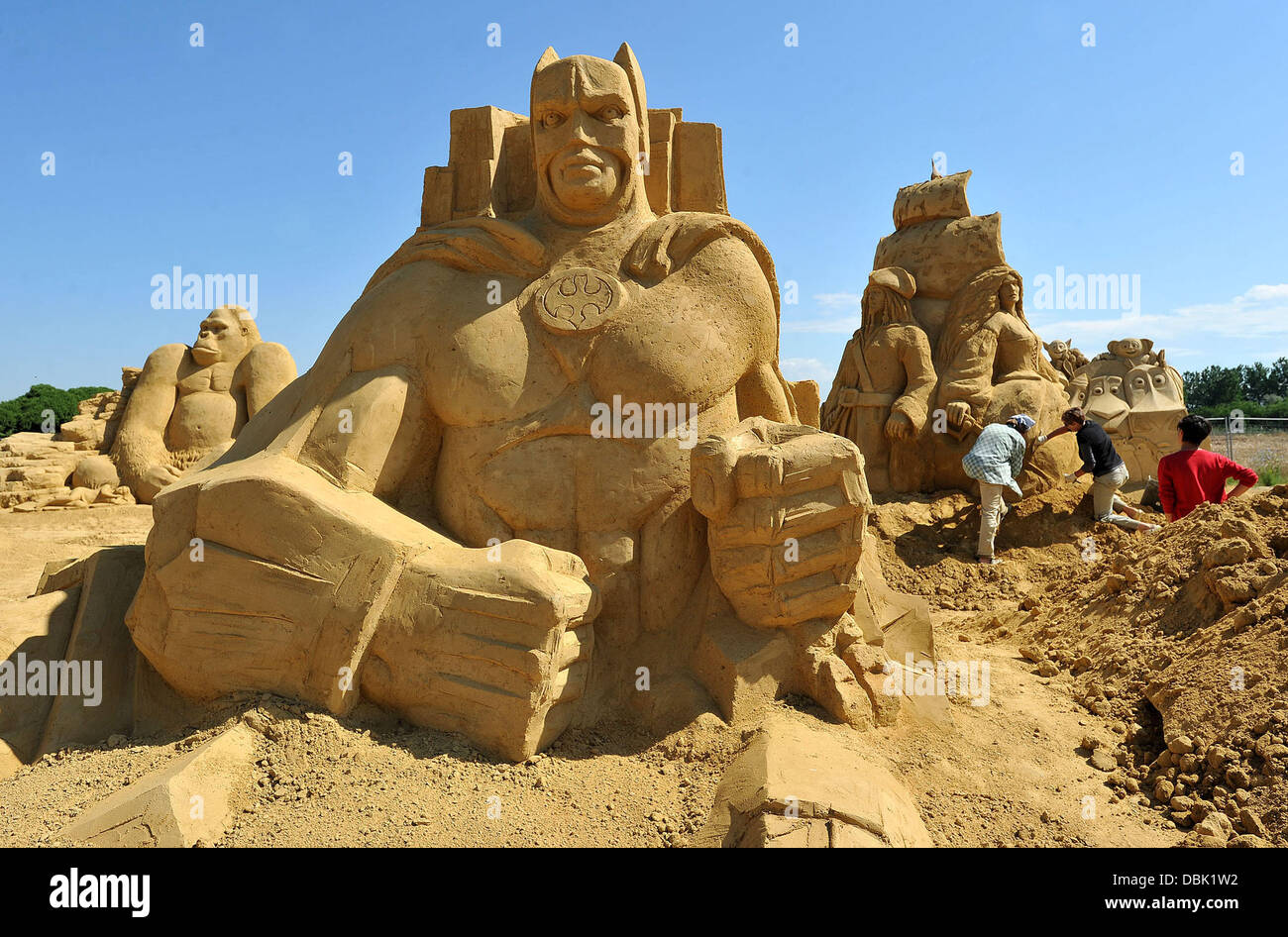 SUPERSIZED SUPERHERO SCI-FI SANDCASTLES The Sand Sculptures Festival ...