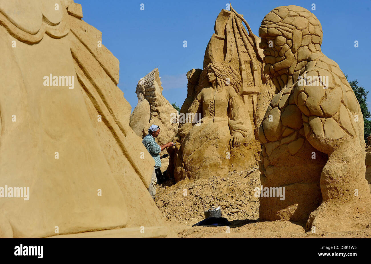 SUPERSIZED SUPERHERO SCI-FI SANDCASTLES The Sand Sculptures Festival ...