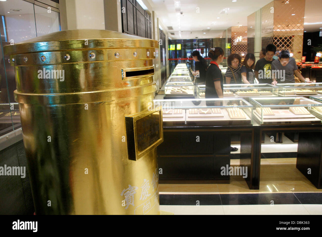 Romantic lovers can send a soppy notes to each other via this 24-carat ...