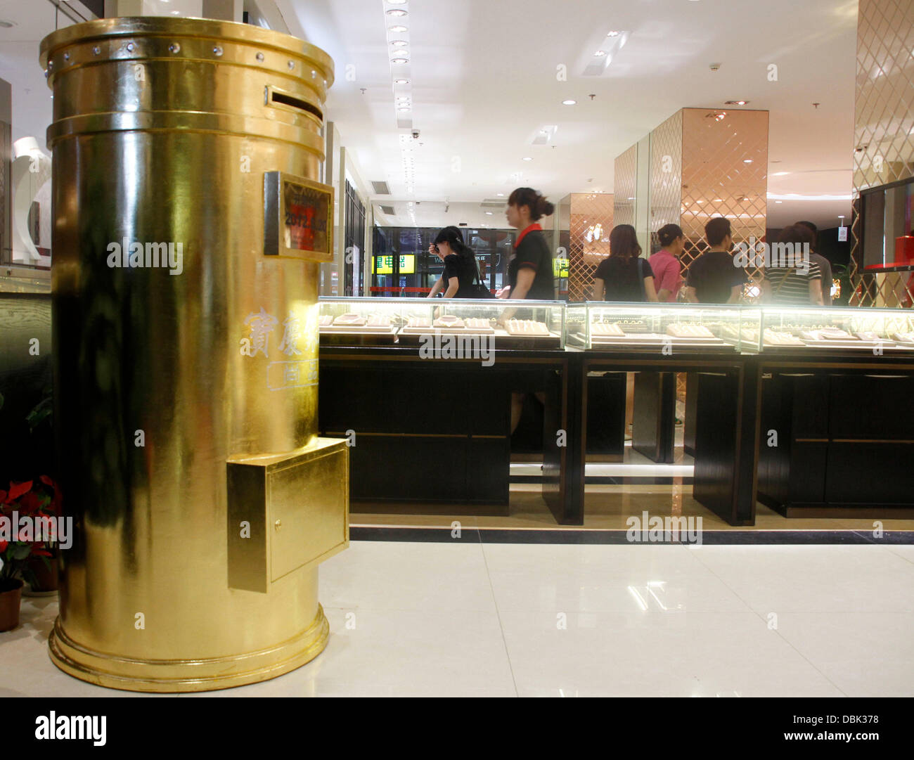 Romantic lovers can send a soppy notes to each other via this 24-carat ...