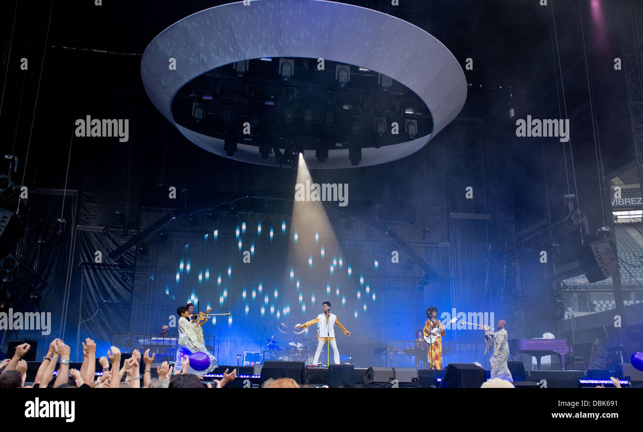 Prince performing live in concert hi-res stock photography and images ...