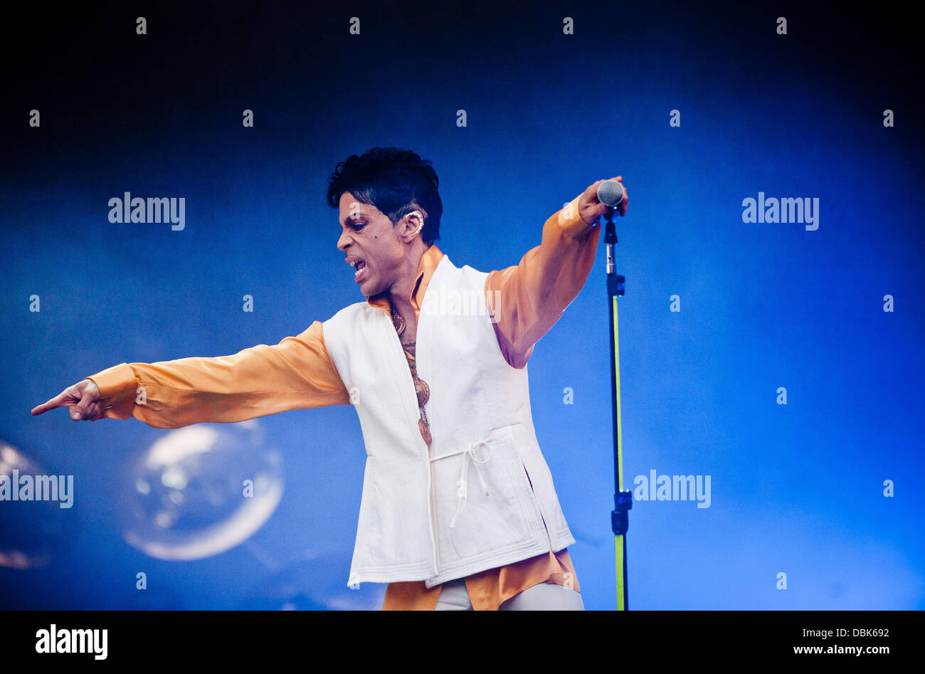 Prince performing live in concert hi-res stock photography and images ...