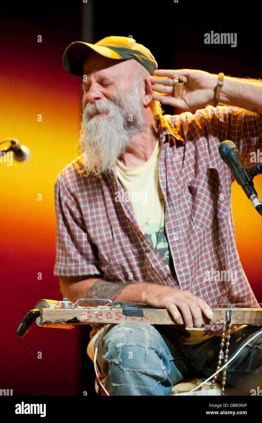 Seasick Steve playing at the Roundhouse in London for the iTunes ...