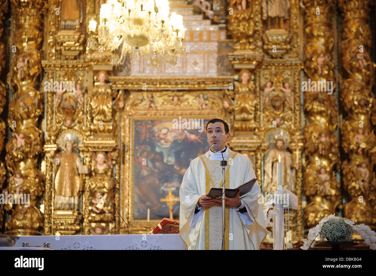 Mass Wedding Stock Photos & Mass Wedding Stock Images - Alamy