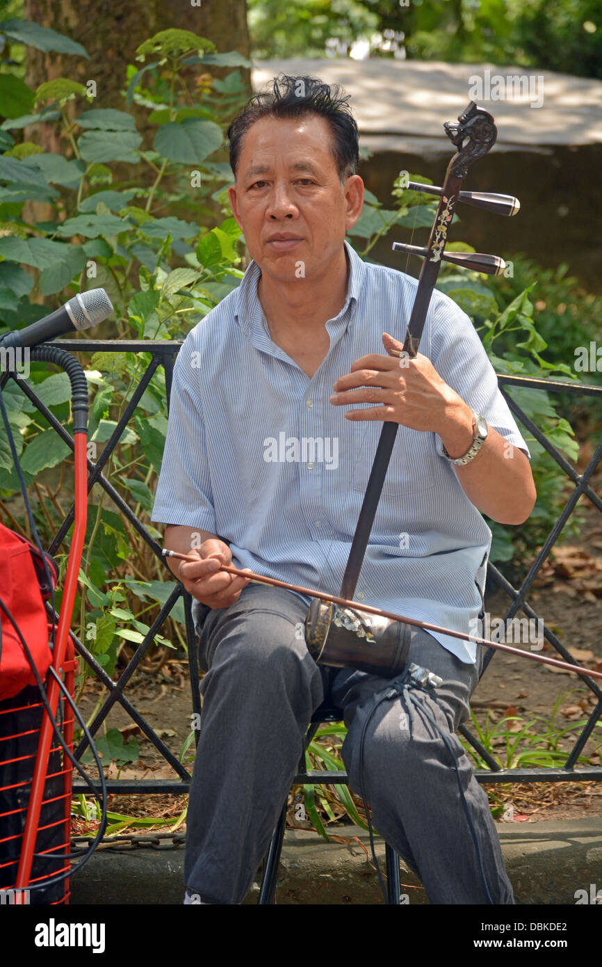 Chinese man playing erhu soliciting hi-res stock photography and images ...