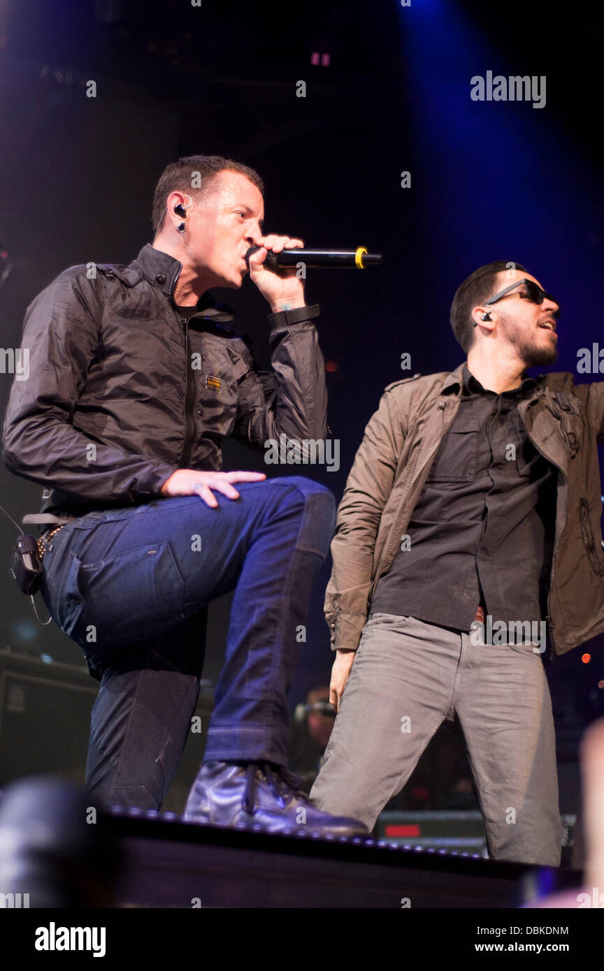 Chester Bennington and Mike Shinoda Linkin Park play the iTunes ...