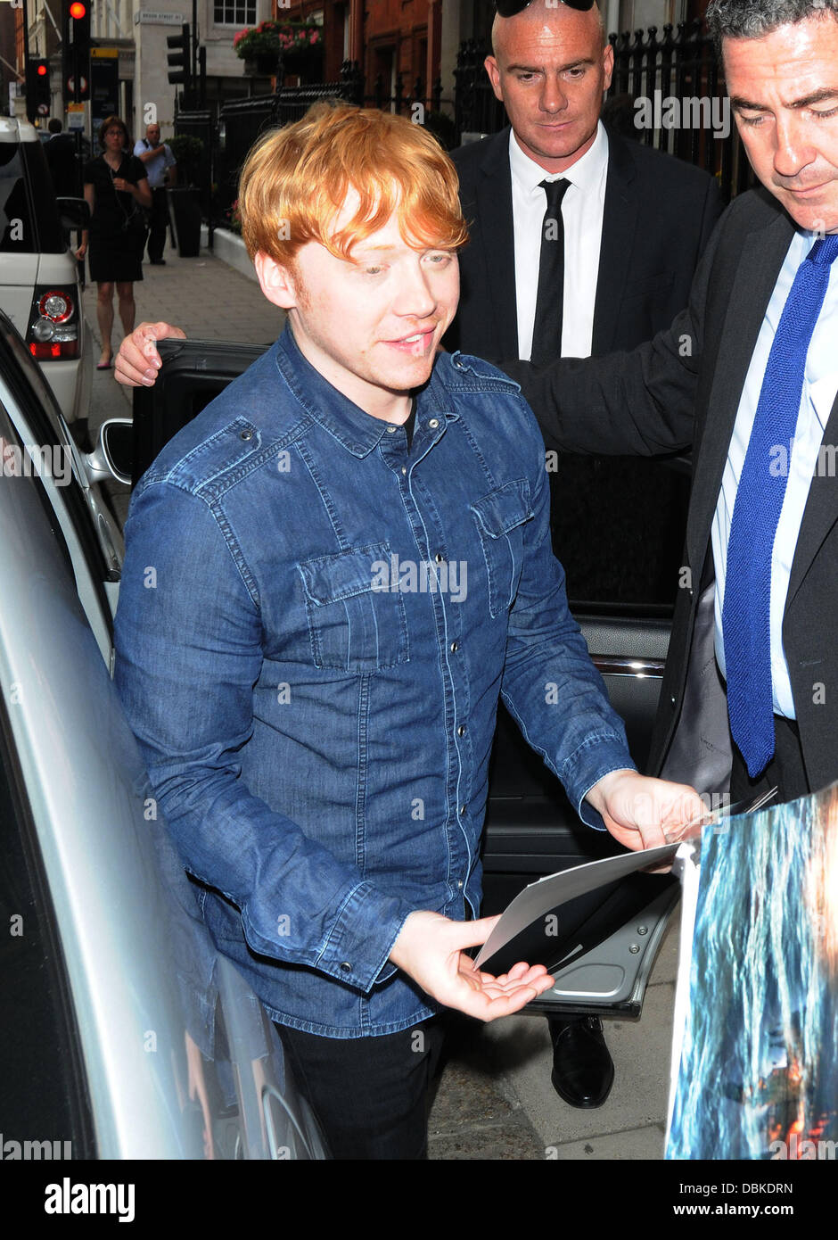 Harry Potter star, Rupert Grint, signs autographs outside Claridges ...