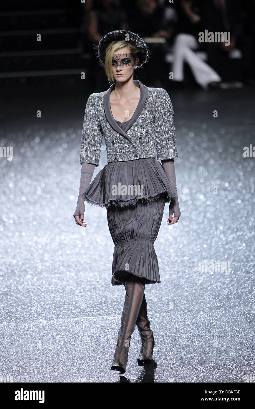 Model Paris Fashion Week - creations by German designer Karl Lagerfeld ...