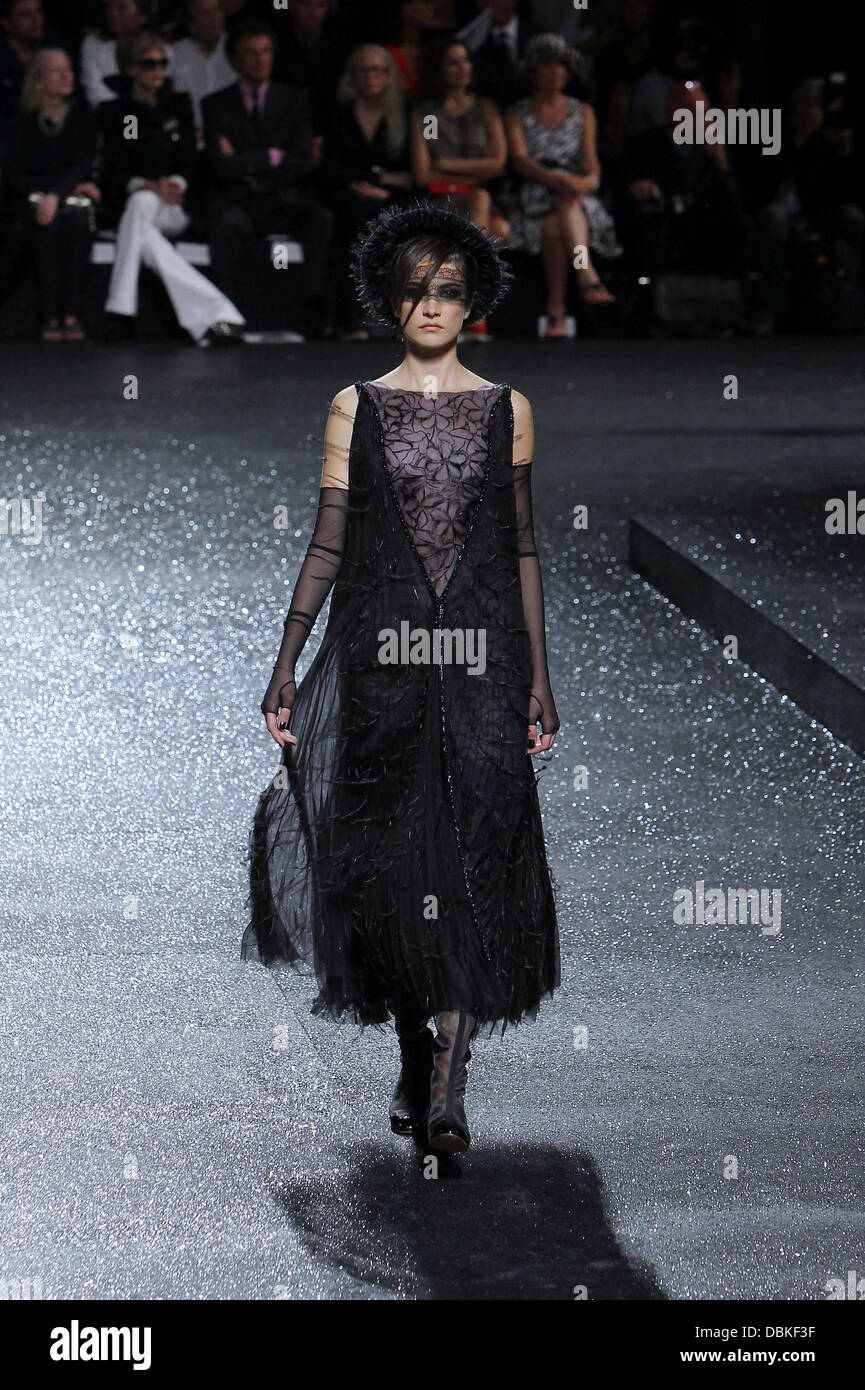 Model Paris Fashion Week - creations by German designer Karl Lagerfeld ...