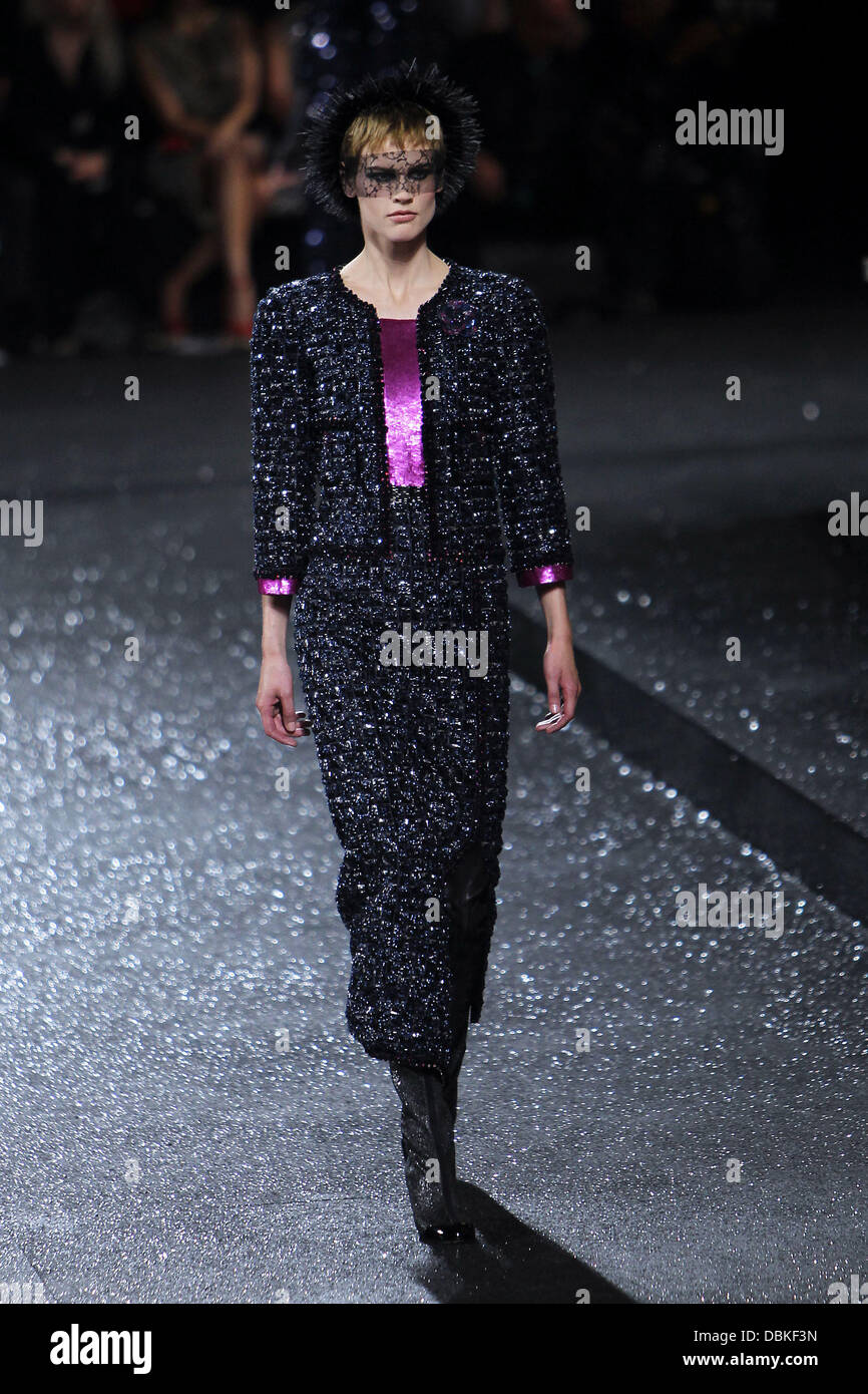 Model Paris Fashion Week - creations by German designer Karl Lagerfeld ...