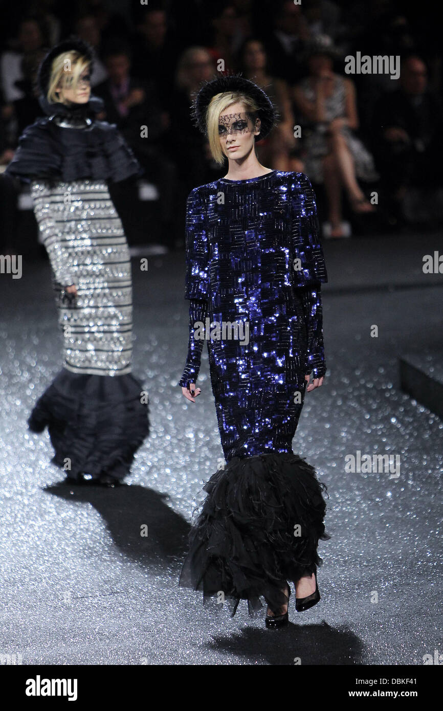 Model Paris Fashion Week - creations by German designer Karl Lagerfeld ...