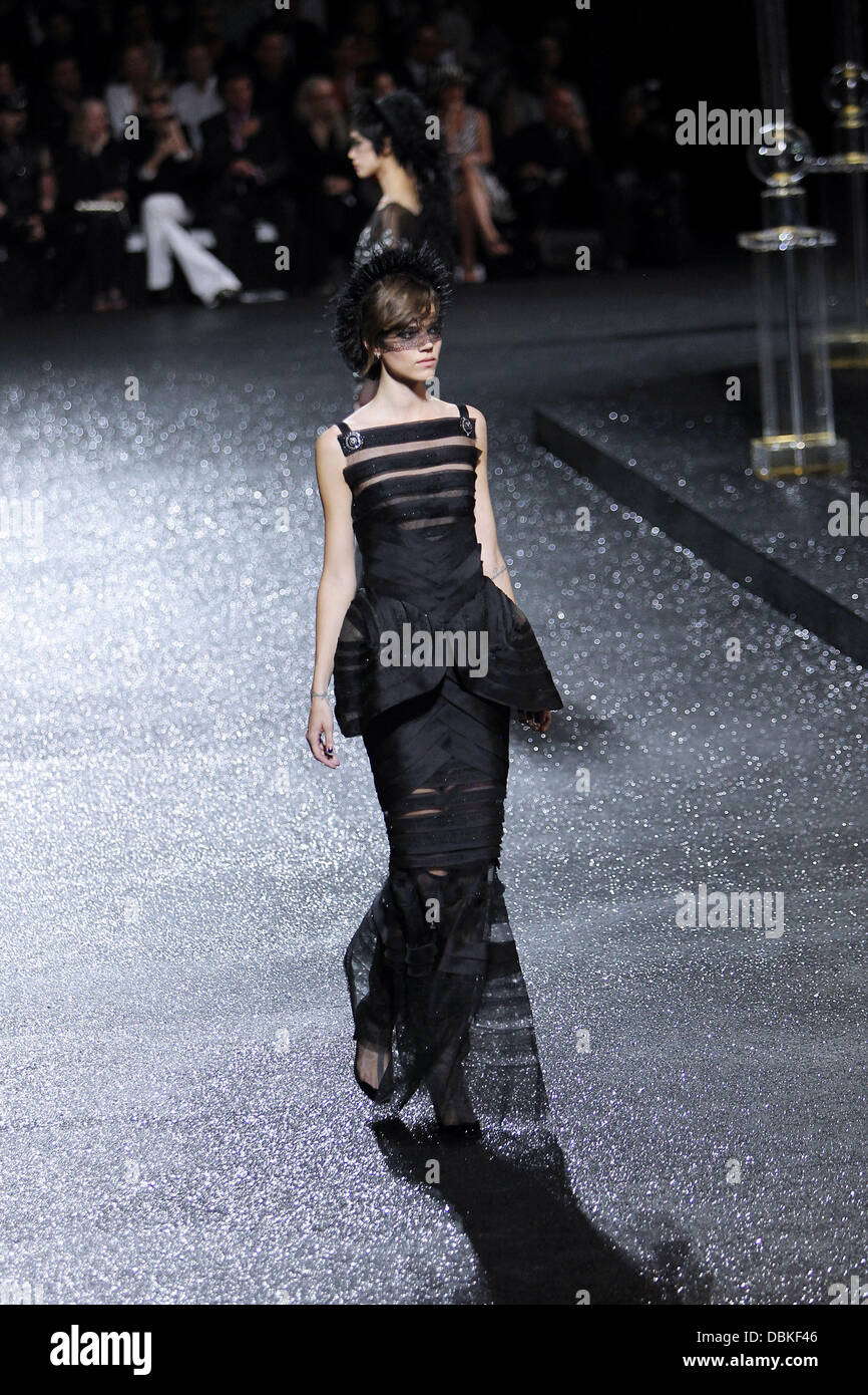 Model Paris Fashion Week - creations by German designer Karl Lagerfeld ...