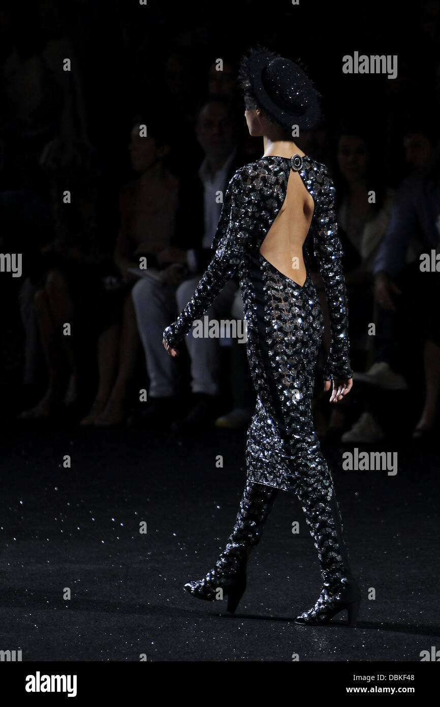 Model Paris Fashion Week - creations by German designer Karl Lagerfeld ...