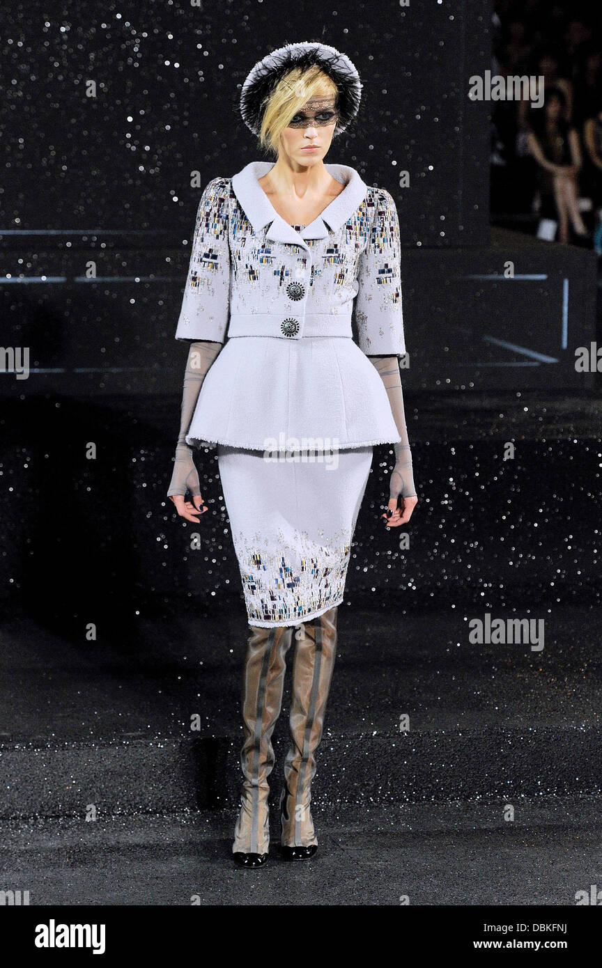 Model Paris Fashion Week - creations by German designer Karl Lagerfeld ...