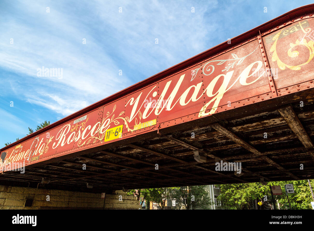 Roscoe Village train trestle Stock Photo - Alamy