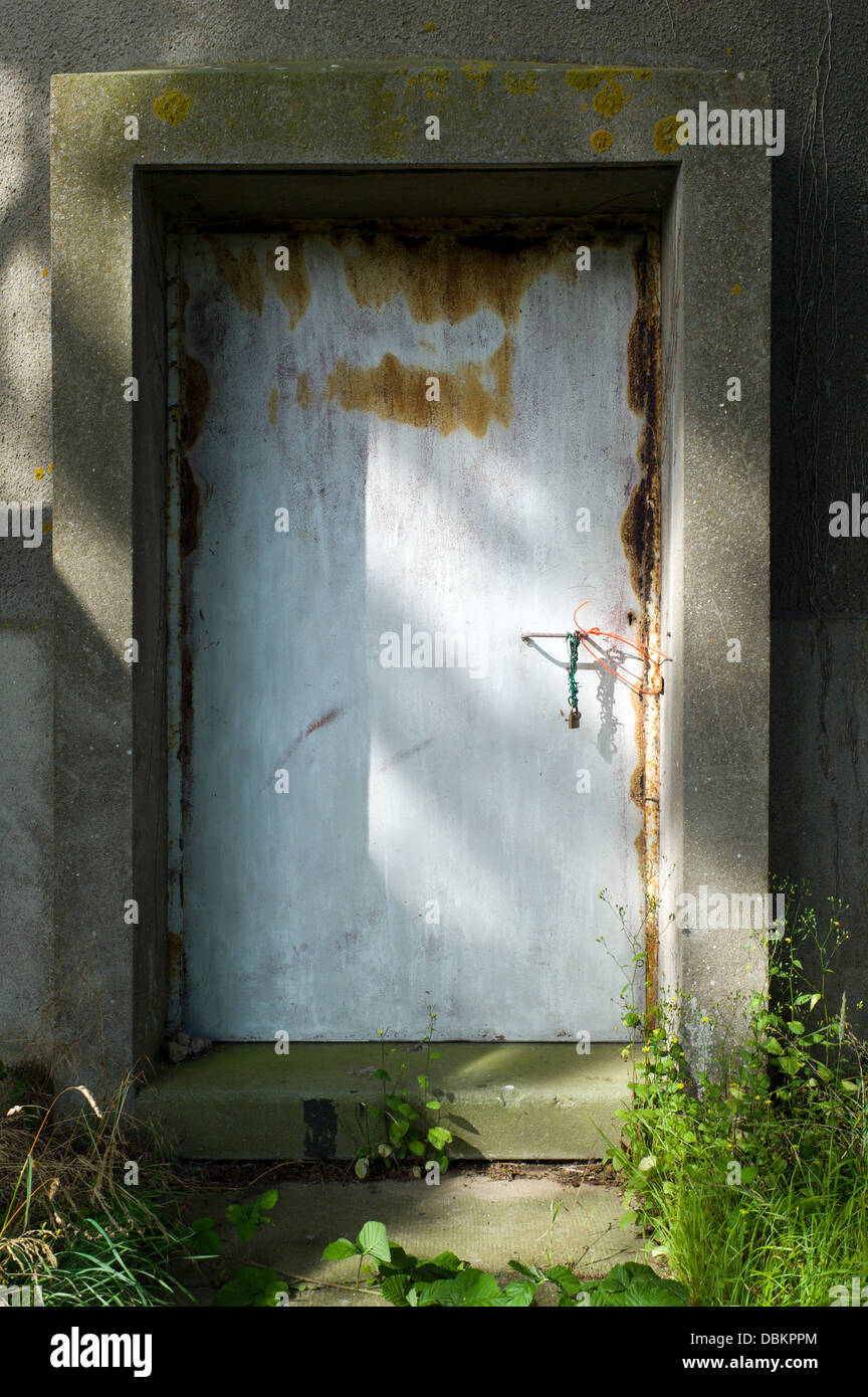 Rusty old metal door, concrete frame Stock Photo - Alamy