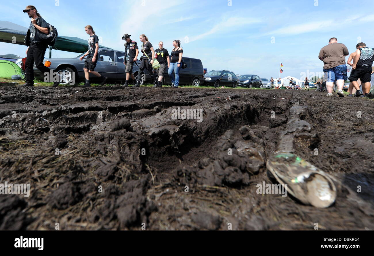 Wacken, Germany. 01st Aug, 2013. People walk across the area of the ...
