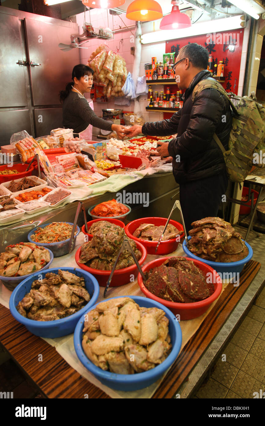 Fish market fishmonger stall Stock Photo - Alamy