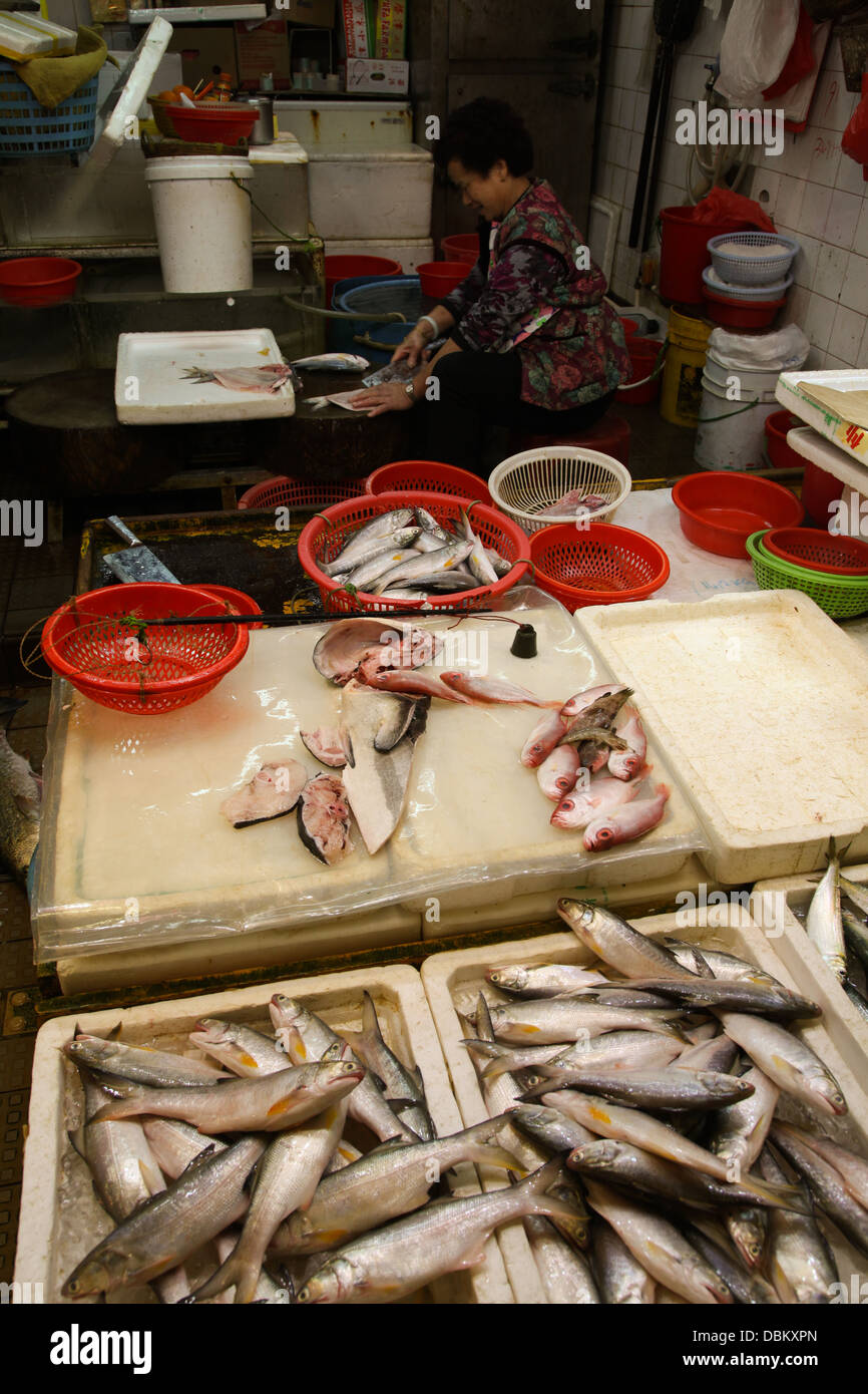 Fish market fishmonger stall Stock Photo - Alamy