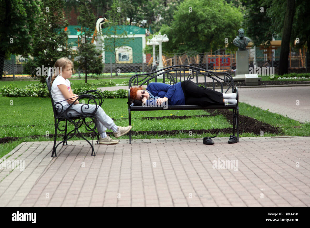 People sitting on park benches hi-res stock photography and images - Alamy
