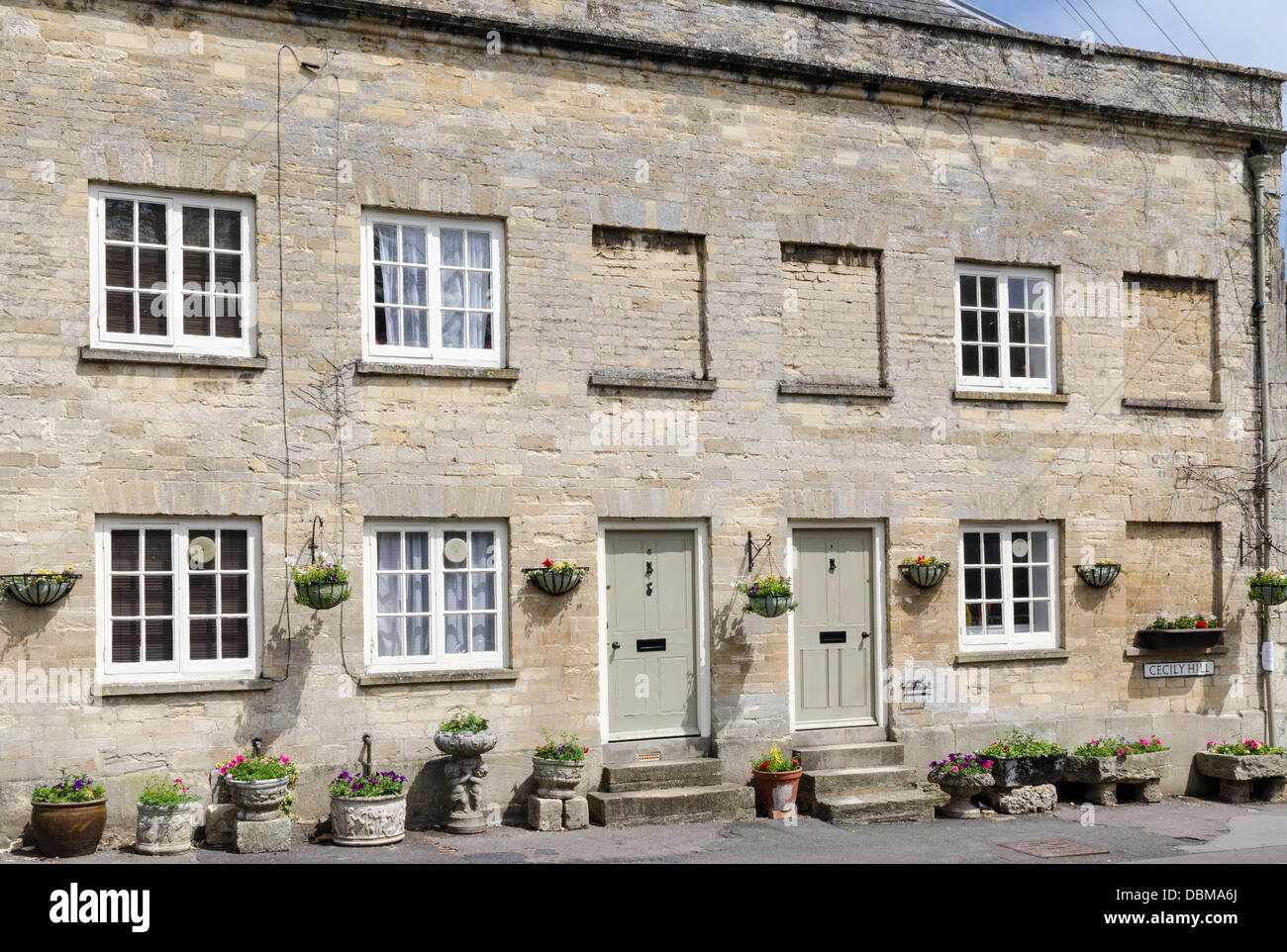 Traditional Cotswold stone terraced houses on Cecily Hill in ...