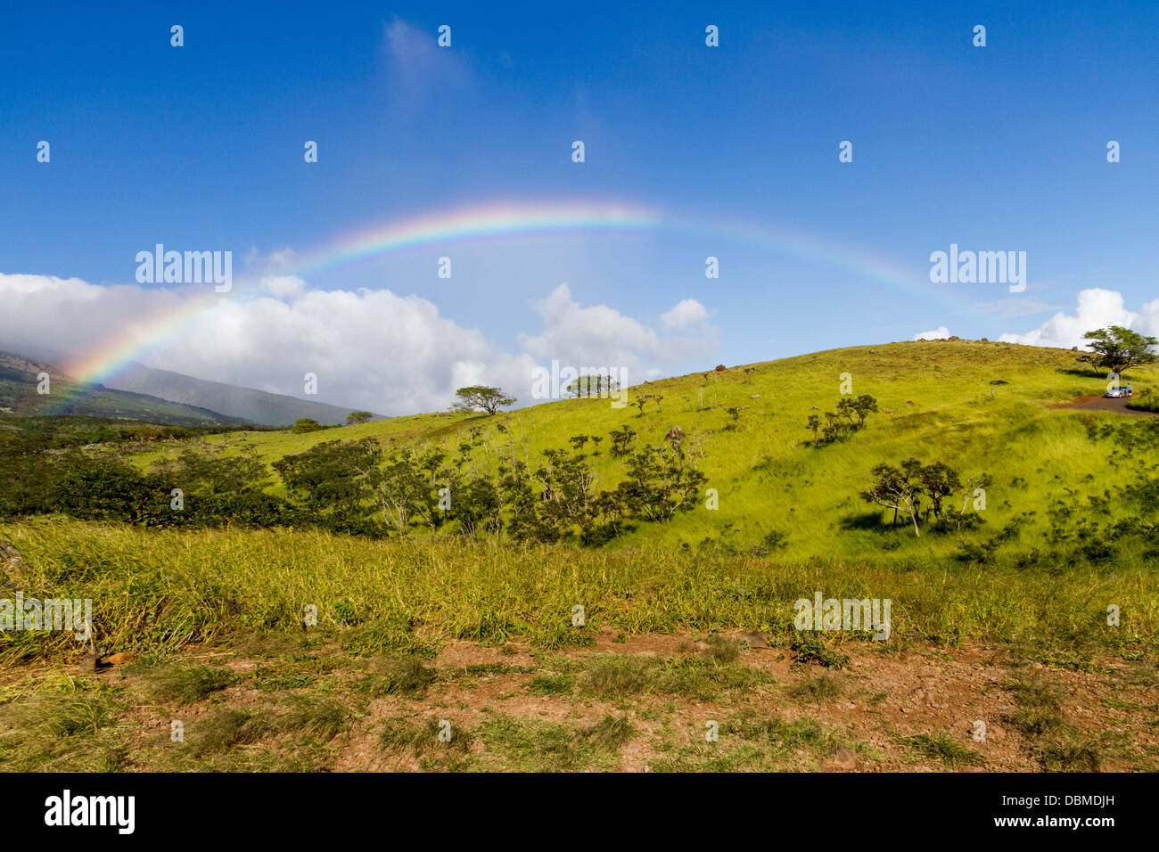 Rainbow on the Piilani Highway on the island of Maui in Hawaii Stock ...