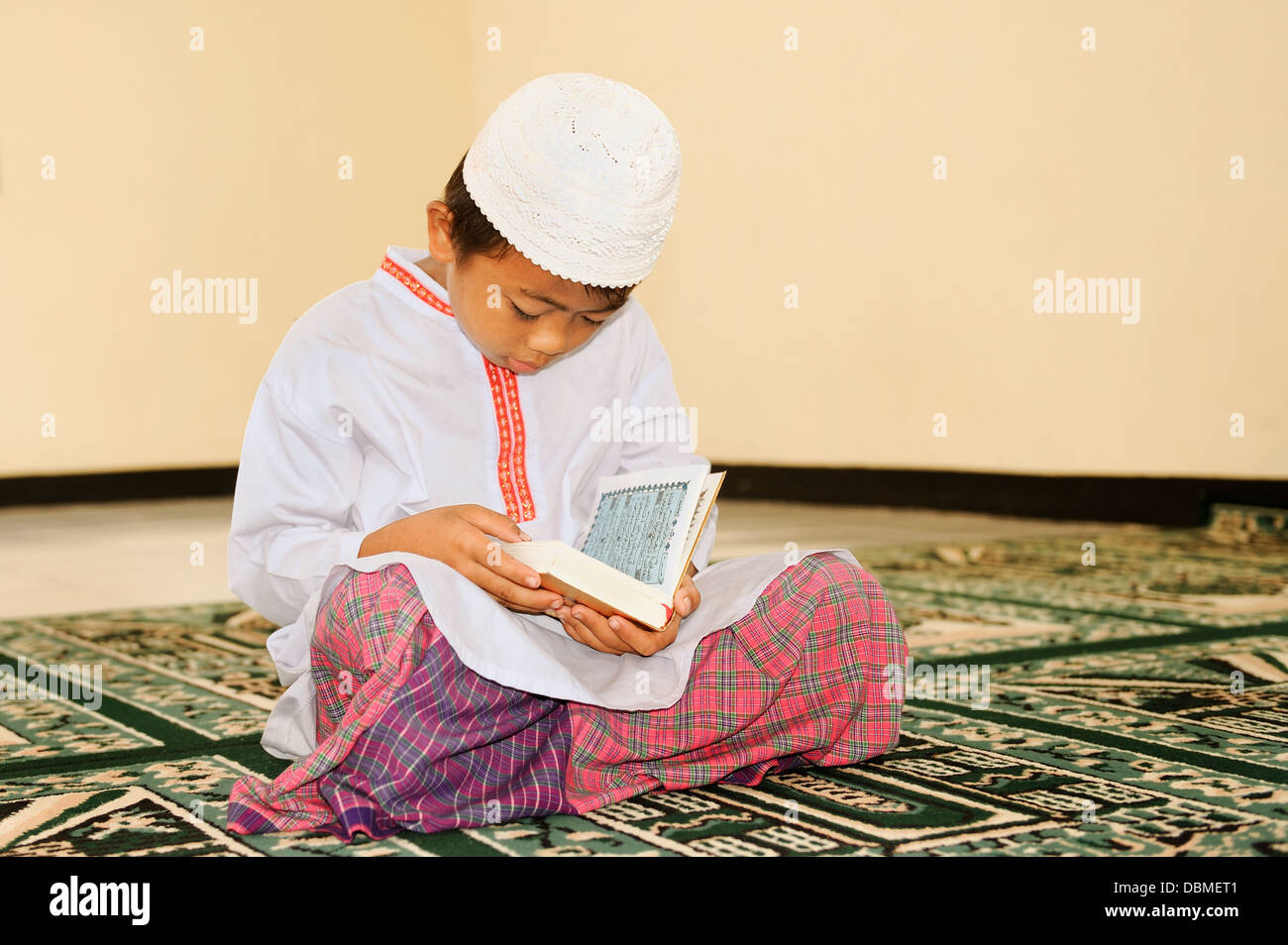 Child reading quran hi-res stock photography and images - Alamy