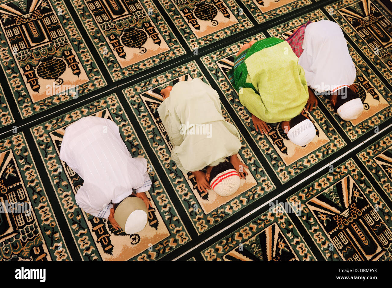 Muslim children praying hi-res stock photography and images - Alamy