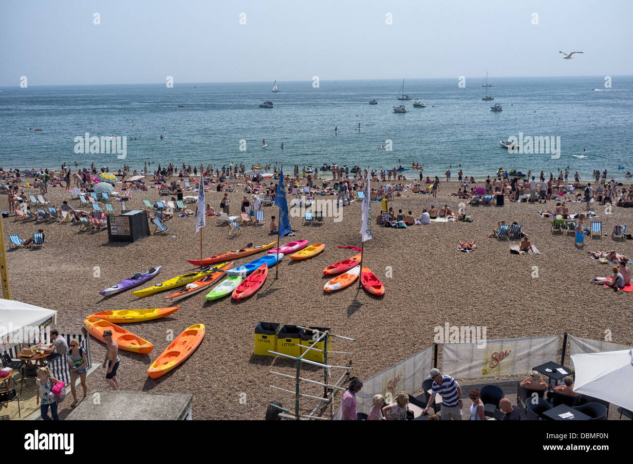 Warm weather on brighton beach hi-res stock photography and images - Alamy