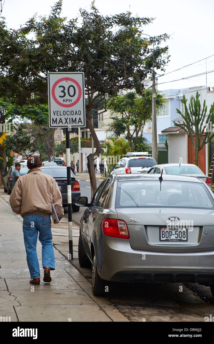 30 kph sign hi-res stock photography and images - Alamy