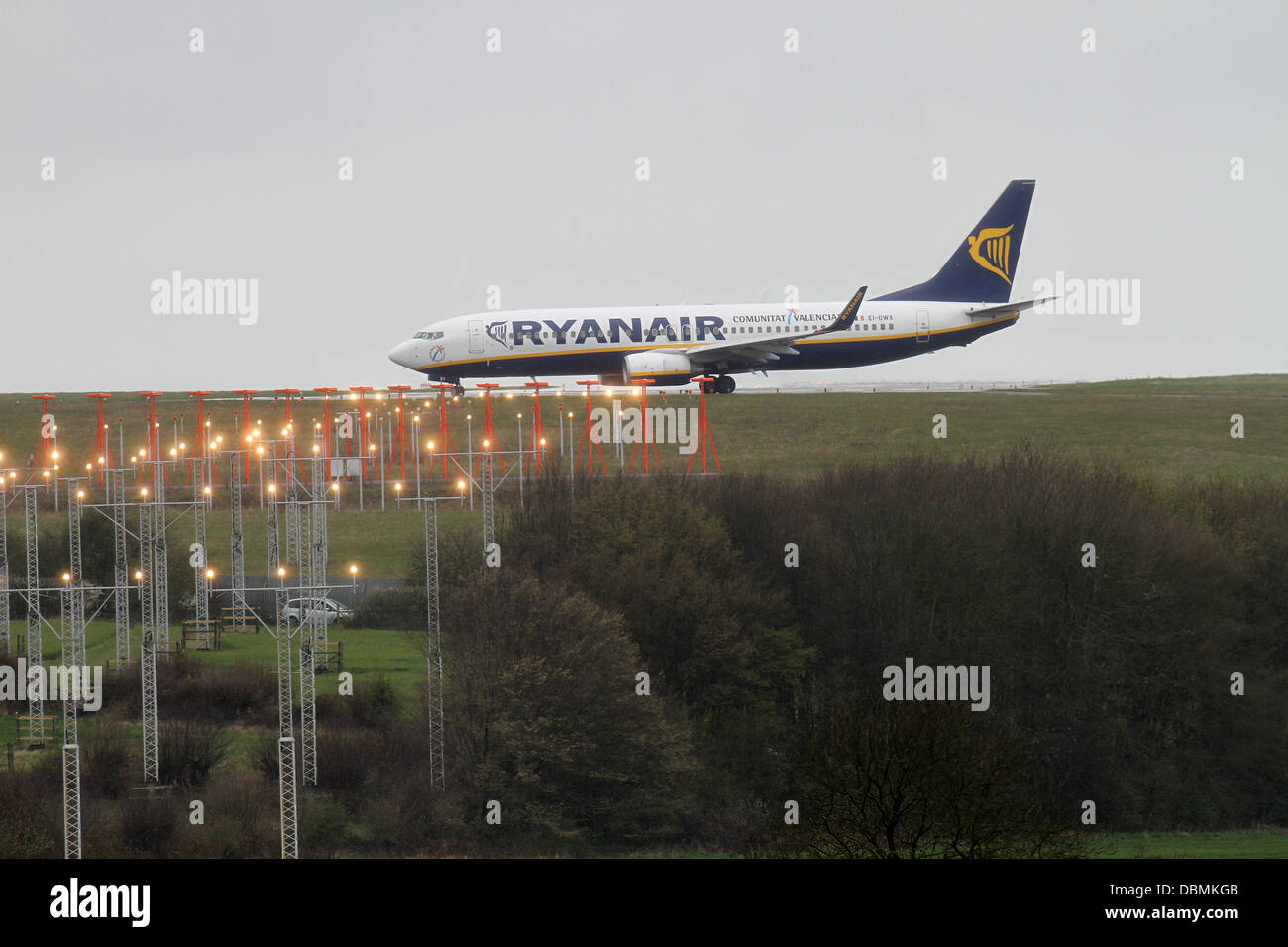 A Ryanair Boeing 737 prepares to take off from the runway at Luton ...