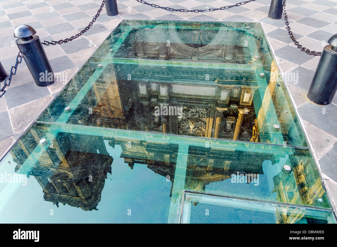 Reflection of the cathedral in Mexico City Stock Photo - Alamy