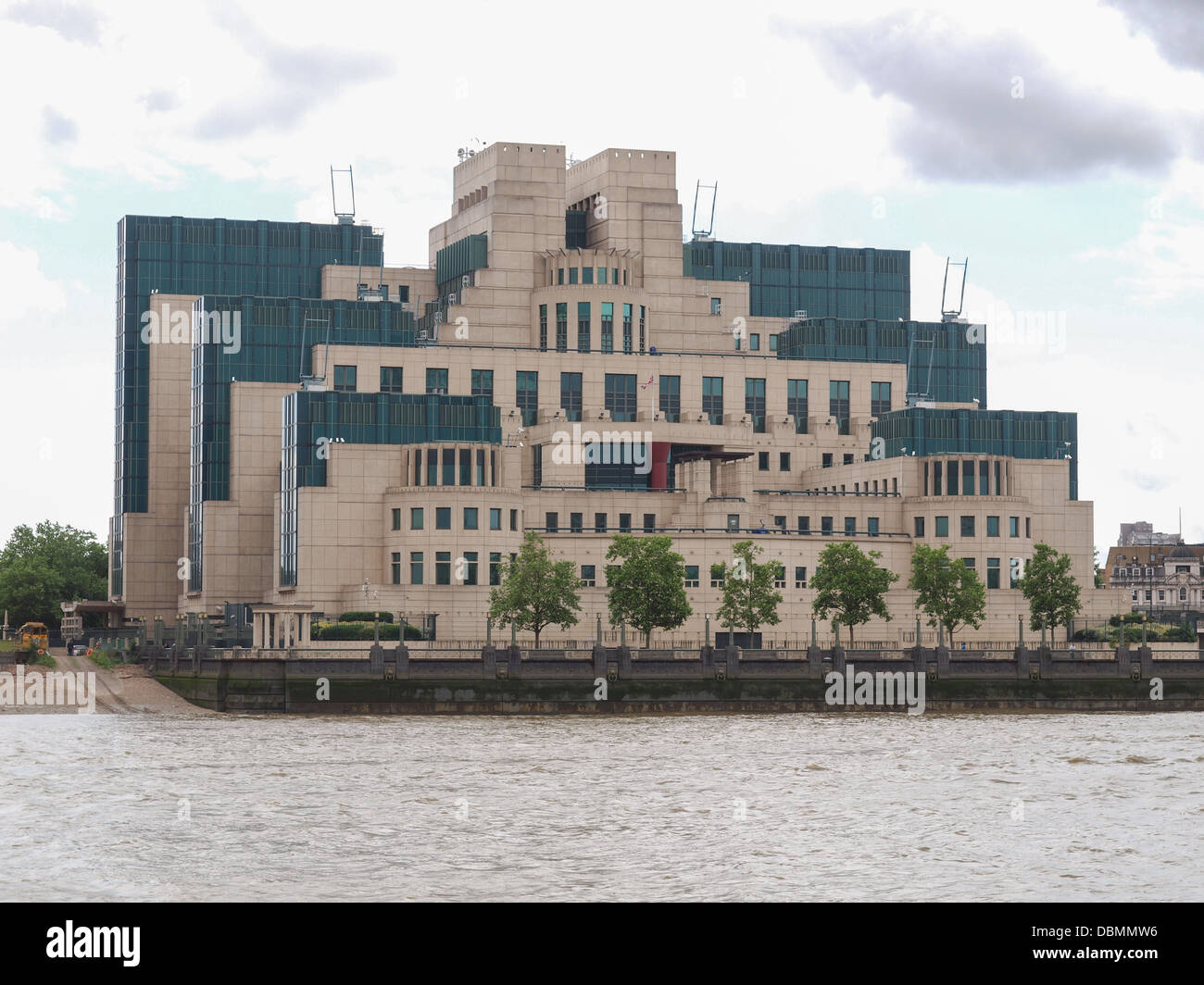 Sis mi6 headquarters hi-res stock photography and images - Alamy