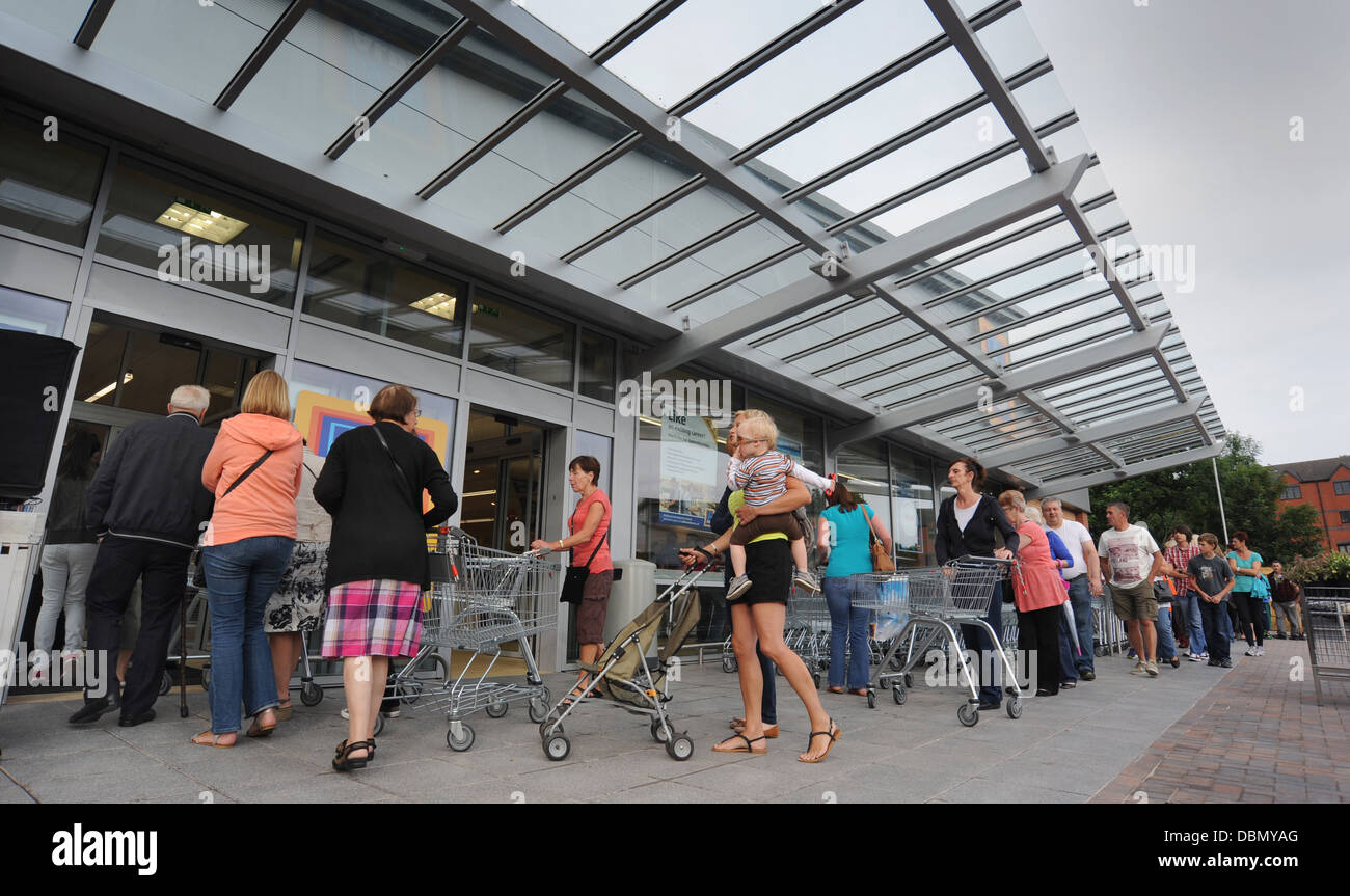 Supermarket queue hi-res stock photography and images - Alamy