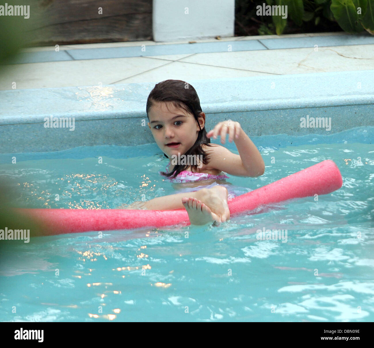 Suri Cruise and her mother Katie Holmes swimming and playing games in ...
