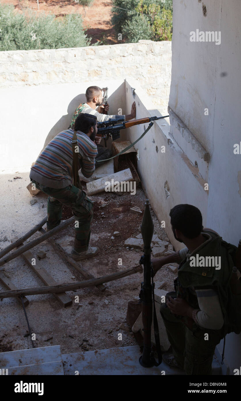 Free syrian army fighters training hi-res stock photography and images ...